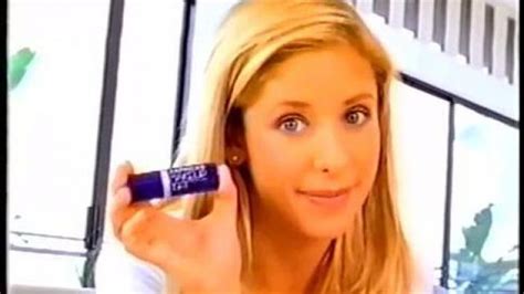 El Maybelline Express 3 En 1 Se Pega En El Anuncio Del Video De Youtube Sarah Michelle Gellar