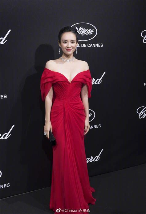 章子怡身穿Atelier Versace高定红裙亮相戛纳Chopard晚宴气定神闲 戛纳 红裙 高定 新浪新闻