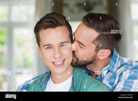 Schwule Männer Küssen Fotos Und Bildmaterial In Hoher Auflösung Alamy