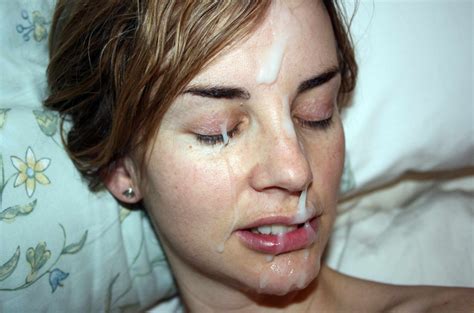 Porno Bilder Freundin erhält eine große Ladung Sperma im Gesicht