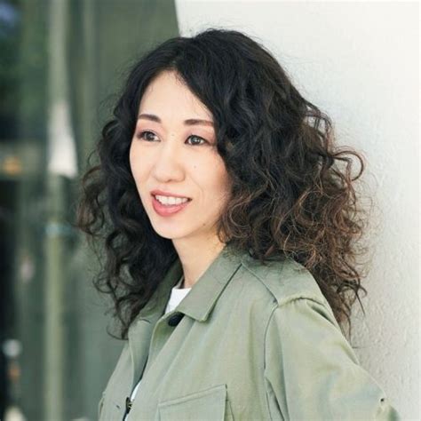 おしゃれ感アップで個性的なカーリーヘア実例3クセやうねりが気になるマチュア世代にこそおすすめ クウネルサロンマチュア世代