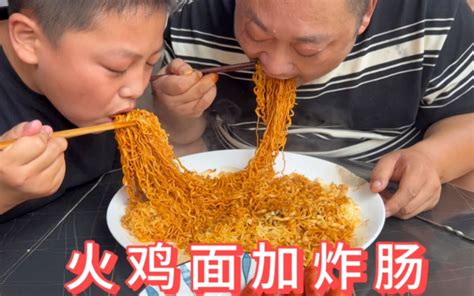 胖龙炸一盘火腿肠一盘火鸡面爷俩抢着争着吃的真嗨 哔哩哔哩