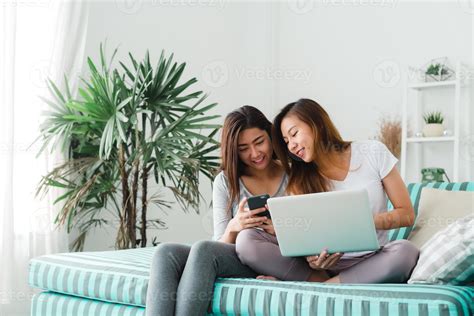 Belas Jovens Mulheres Asiáticas Lgbt Lésbicas Casal Feliz Sentado No Sofá Comprando On Line