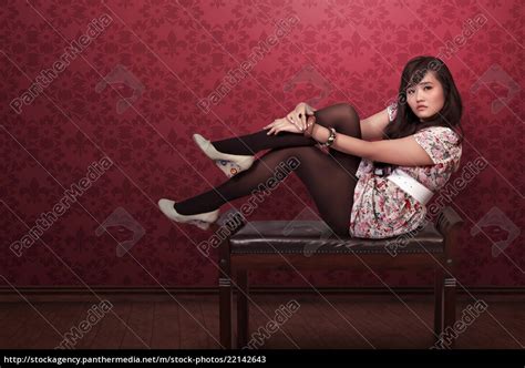 H Bsche Asiatische Frau Sitzt Im Luxuszimmer Interieur Stockfoto