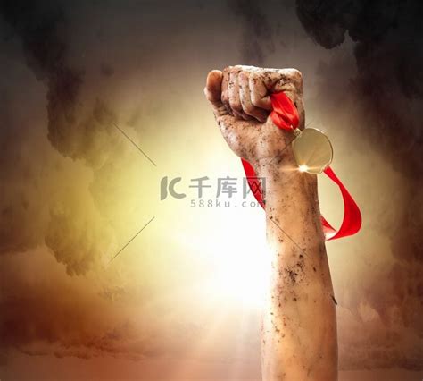 在暴风雨的天空中手持奖牌高清摄影大图 千库网