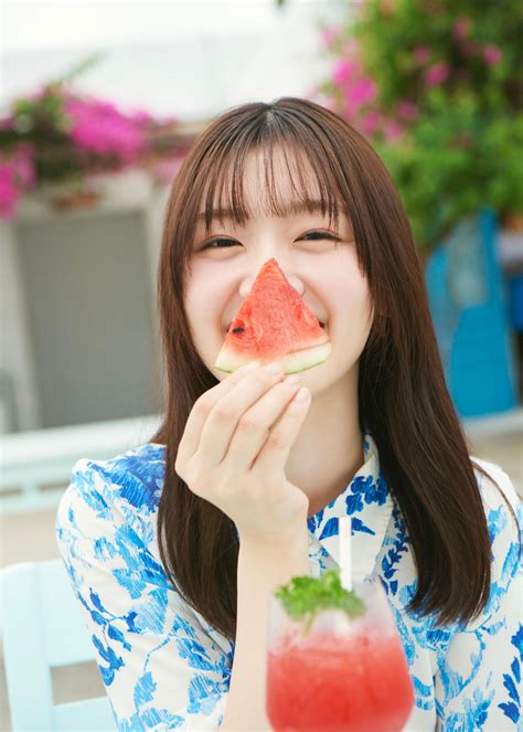 【新カット解禁】タイトルは『私のおしり』おちゃめなポージングの水着×浮輪カット公開 日向坂46・佐々木美玲1st写真集の画像ページ めざましmedia