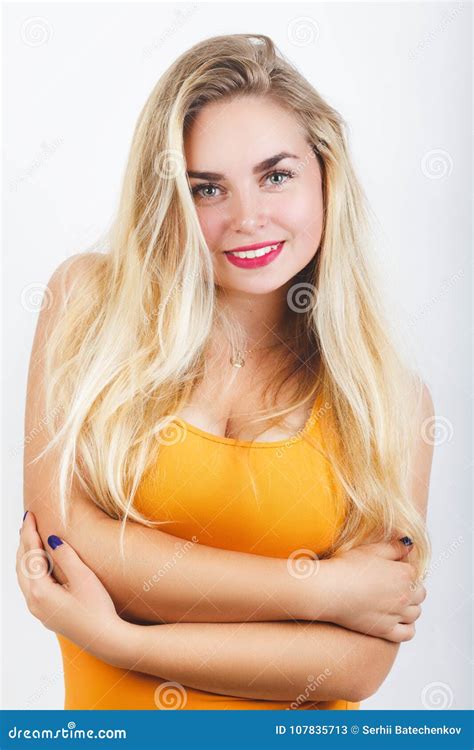 Lächeln Recht Junges Blondes Mädchen Mit Perfekter Haut Und Den Großen Brüsten In Der Orange