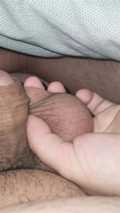 La Matrigna Si Diverte A Giocare Con Il Cazzo Del Figliastro Sotto La Coperta Xhamster