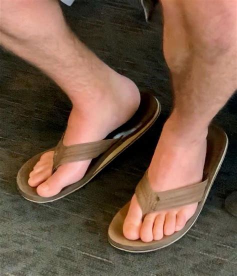 Pin By Erick Cespedes On Mens Flip Flops Male Feet Mens Flip Flops Barefoot Men