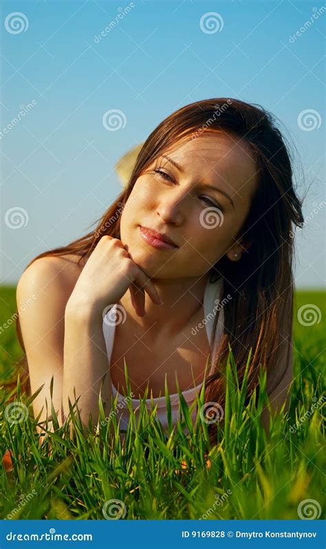 Brunetki Powabny Trawy Lying On The Beach Zdjęcie Stock Obraz Złożonej Z Uwodzicielski