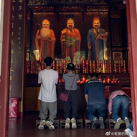想和大家伙儿聊聊 为什么现在烧香拜佛的年轻人这么多呢 财经头条