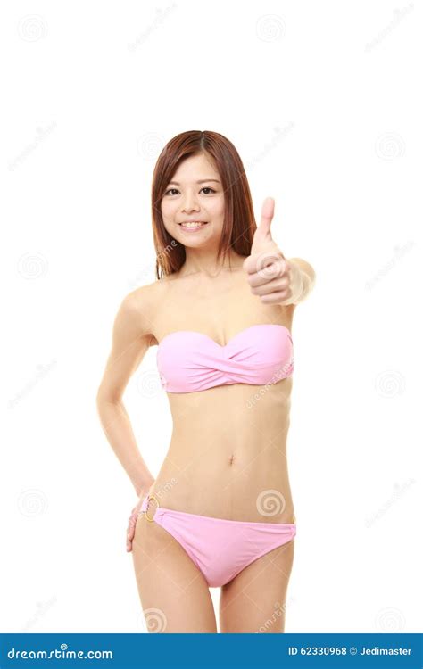 Junge Japanische Frau In Einem Rosa Bikini Mit Den Daumen Up Geste Stockfoto Bild Von Dünn