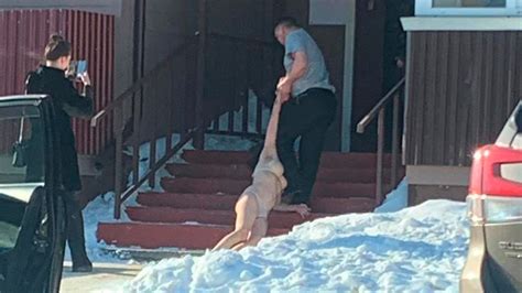 Ближневосточная принцесса в диадеме разделась догола на ступеньках