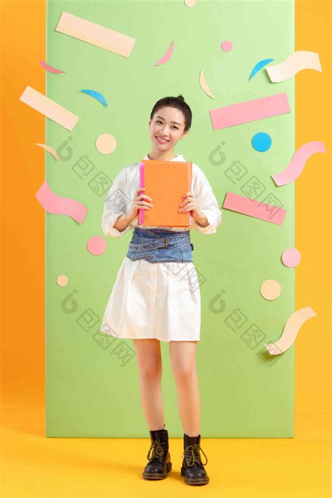 抱着书本的年轻女孩 包图企业站