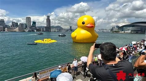 女神还是这么敢穿大黄鸭时隔10年重返香港52岁李嘉欣晒打卡照穿紫色比基尼秀身材腹肌马甲线引赞叹 粉色 橡皮 儿子