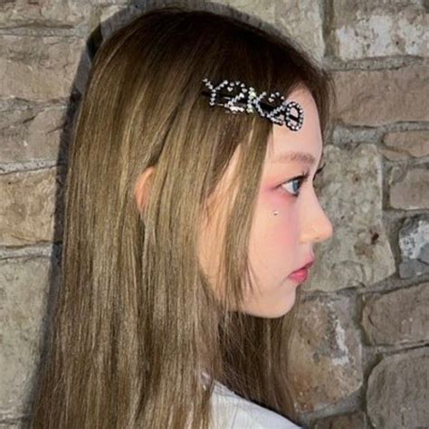 Newjeans Haerin Kpop Idol Profile Photo Kpop Girls Bobby Pins Hair