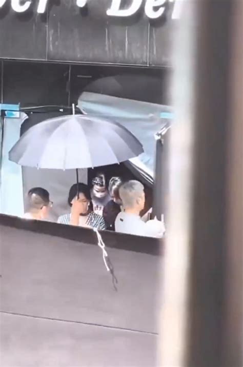 杨紫现身贾玲新片《热辣滚烫》片场 衬衫搭半裙简单清爽新浪图片