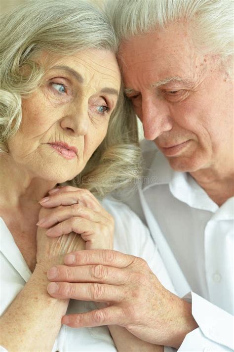 Retrato De Um Casal Idoso Triste Imagem De Stock Imagem De Reformados Adulto 261966003
