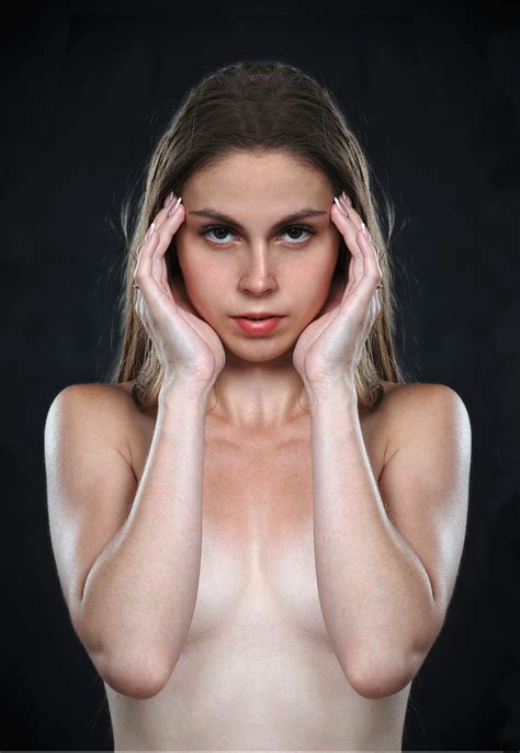 무료 이미지 손 사람 소녀 사진술 가수 초상화 유행 레이디 헤어 스타일 근육 입 가슴 긴 머리 닫다