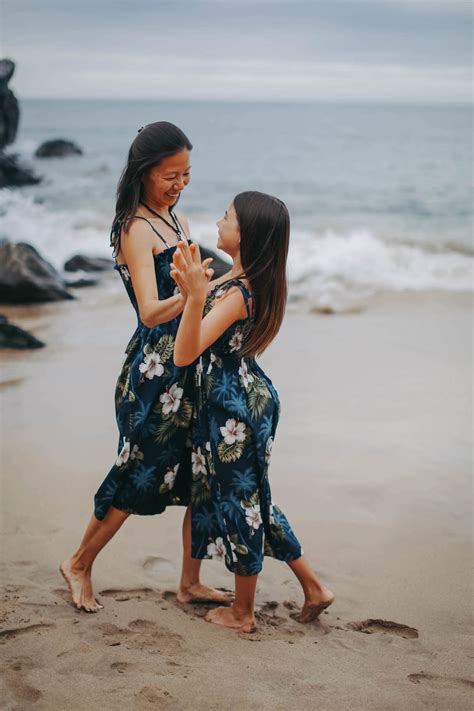 Top 10 Mom And Daughter Photo Ideas Poses Flytographer