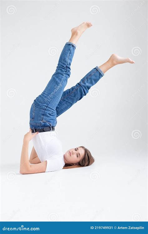 Maigre Caucasien Jolie Femme Couchée Sur Le Sol à Blanc Studio Avec Les