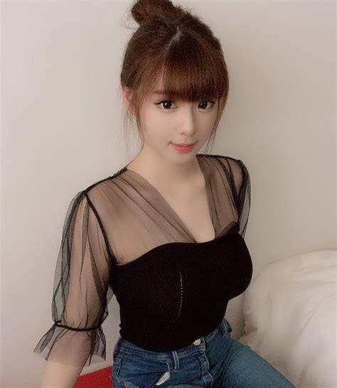乖巧的马来西亚女孩，洋娃娃一般的她也是一个华裔