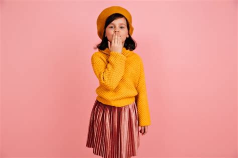 Fille Préadolescente En Pull Tricoté Envoyant Un Baiser Aérien Enfant