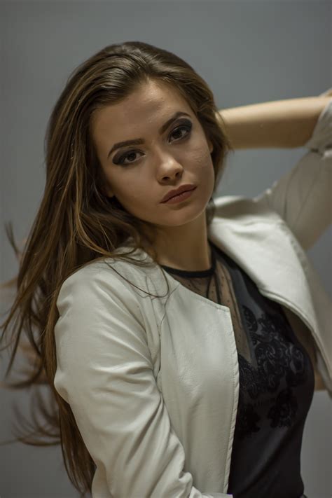 무료 이미지 사람 소녀 여자 사진술 다리 가수 초상화 어린 사진관 유행 직업 레이디 헤어 스타일 구성하다 긴 머리 포즈를 취하는 얼굴