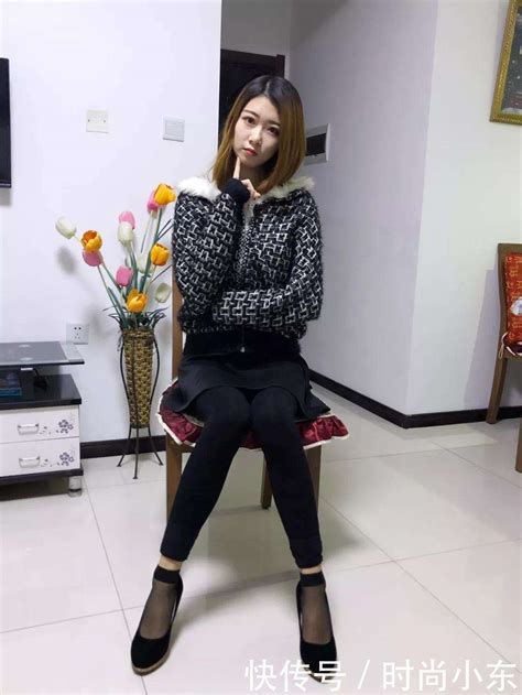 房间里秀高跟丝袜脚的妙龄少女，展现妩媚的气质【快资讯】