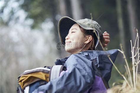 年轻女性户外徒步爬山高清图片下载 正版图片502324517 摄图网