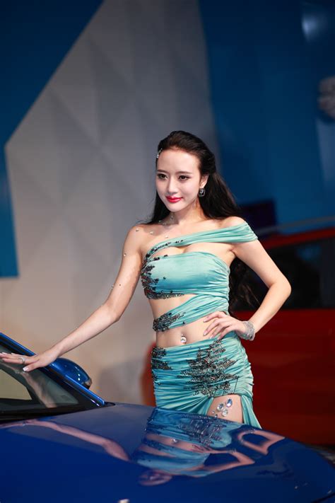 成都车展车模真空露乳完胜干露露 车展变身胸博会 图 青岛新闻网