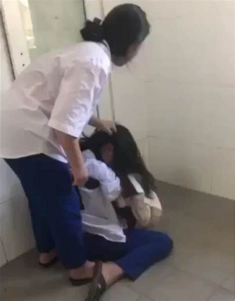Nữ sinh Quảng Trị bị bạn đánh bắt quỳ cởi áo trong nhà vệ sinh