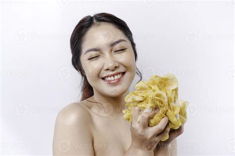 Portrait De Content Asiatique Fille Prise Douche Avec Gel Elle La