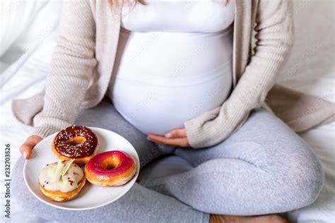 Schwangerschaft Und Ungesundes Essen Schwangere Frau Hält Einen Teller Mit Bunten Donuts Stock