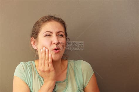痛和的概念女人有坏的痛和女人用手掌从外面抚摸她的嘴时感觉到牙痛女人感疼高清图片下载 正版图片307185611 摄图网