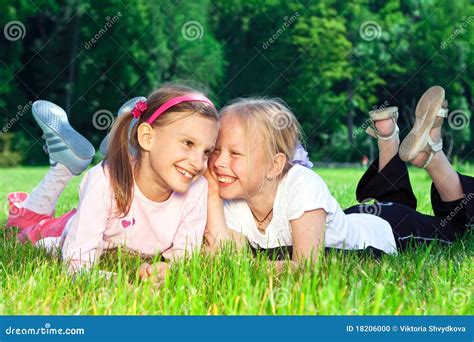 Deux Filles Mignonnes Riant Sur L Herbe Photo Stock Image Du Nature
