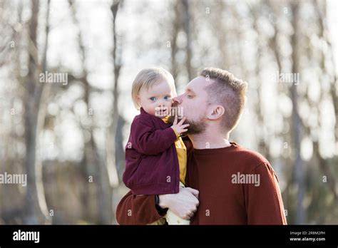 Baiser sur la joue enfants Banque de photographies et dimages à haute