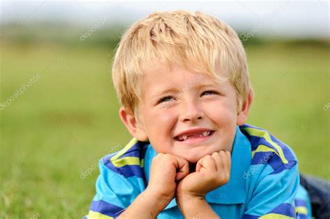 Fotos de Lindo caucásico niño sonriendo al aire libre Imagen de