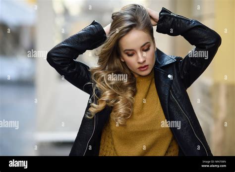 Blonde Frau Im Städtischen Hintergrund Schöne Junge Mädchen Mit Schwarzen Leder Jacke Und Mini