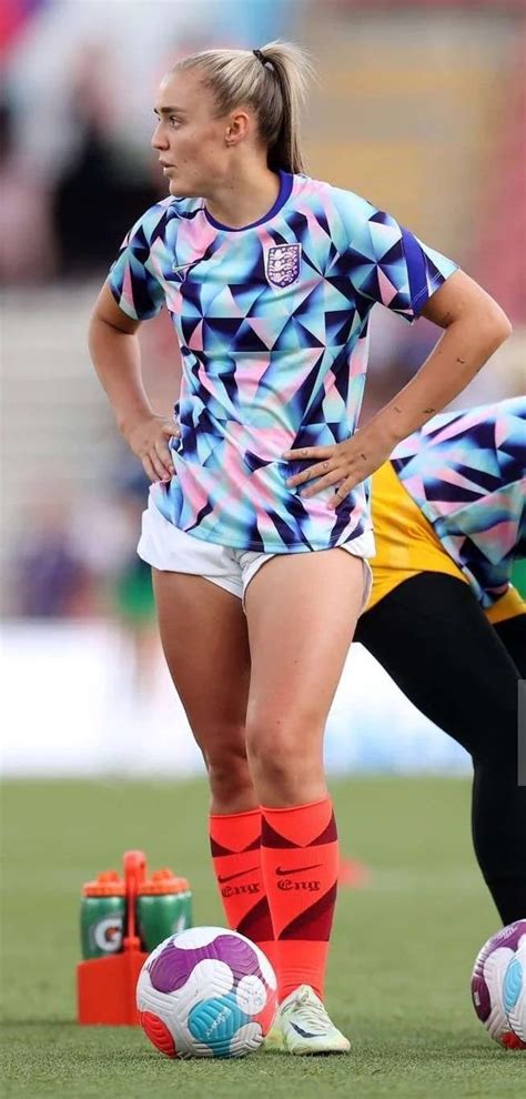 Georgia S Rolling Up Her Shorts 😍 Rwomensoccerlegs