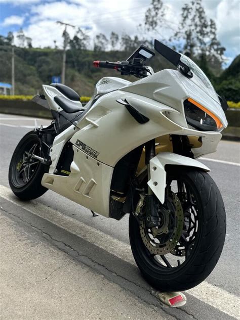 Motos eléctricas deportivas y naked Potencia y estilo