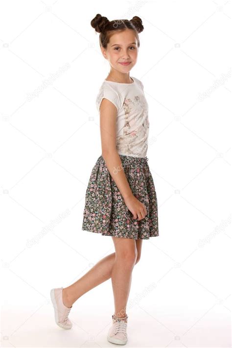 Una Niña De 12 Años Posando Con Ropa De Verano Encantadora Jovencita Bastante Delgada Está En